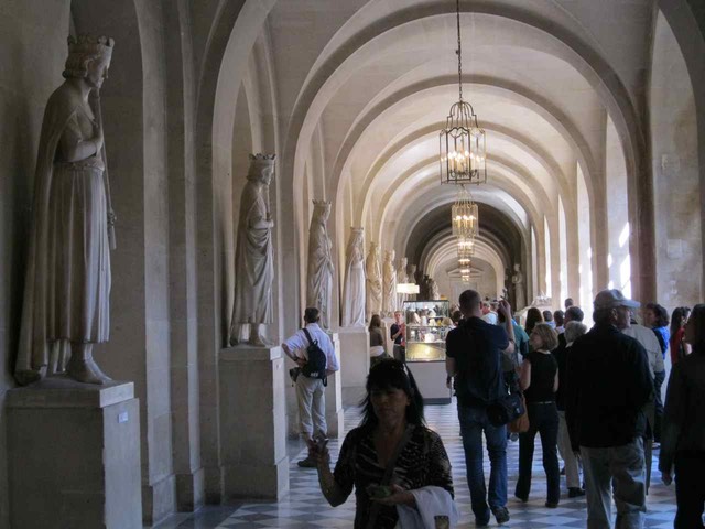 Hallway with statues of kings | Alan's European Adventures